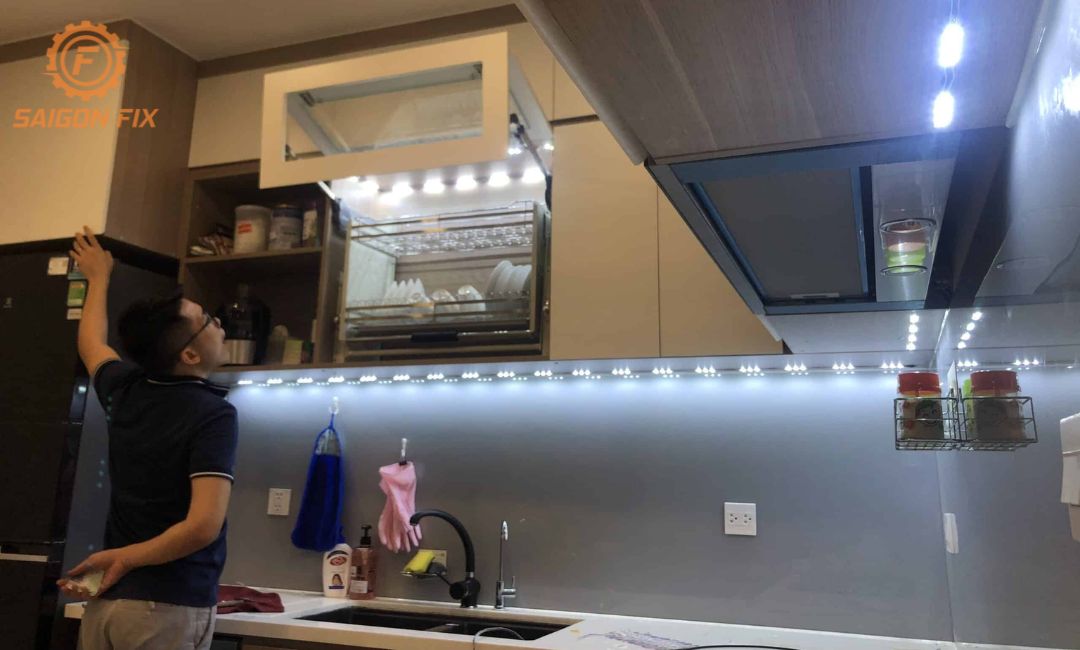Lắp đèn led tủ bếp - Thi công an toàn, bền lâu